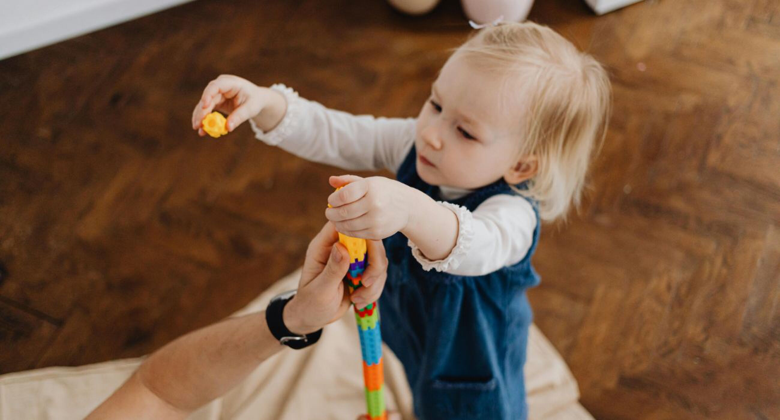 Zó check je of speelgoed gevaarlijk is om in te stikken