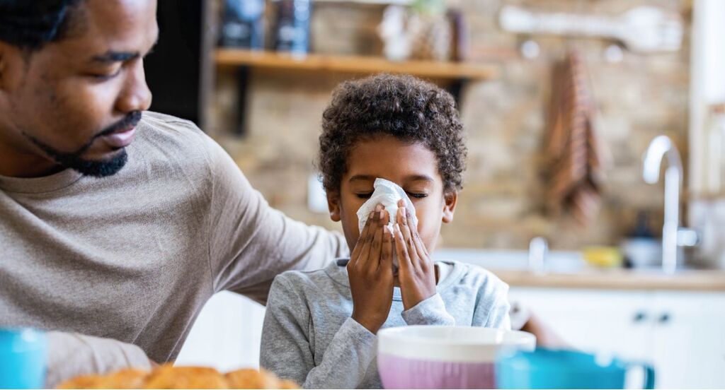 Snotterseizoen? Met dit trucje leert je kind zijn neus te snuiten