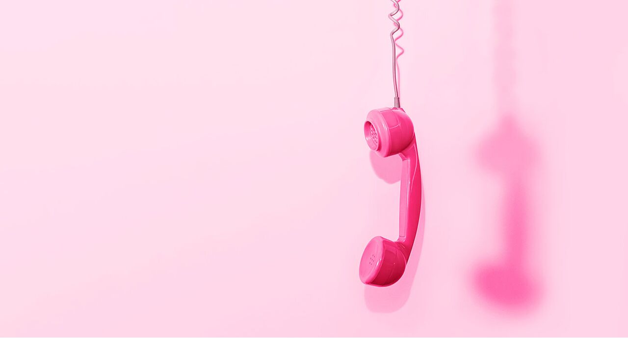 'Tijdens een vriendinnen-nachtje weg zit ze non-stop op de hotline met ...